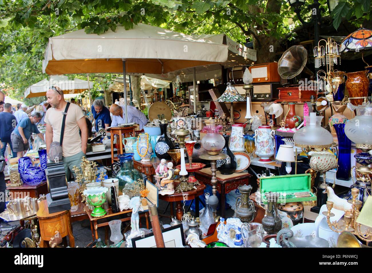 Second hand market stall hi-res stock photography and images - Alamy