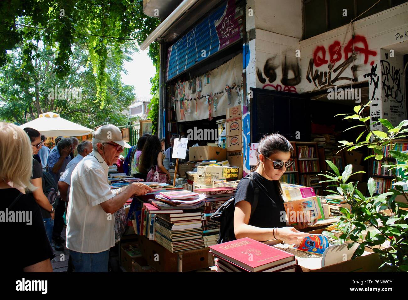 Second hand market stall hi-res stock photography and images - Alamy