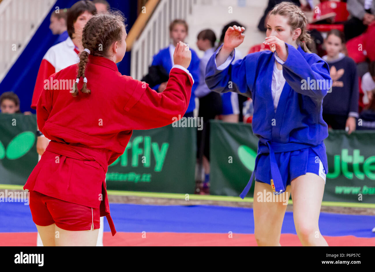 Teen girls wrestling hi-res stock photography and images - Alamy