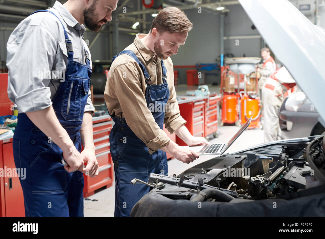 Inspecting car hi-res stock photography and images - Alamy