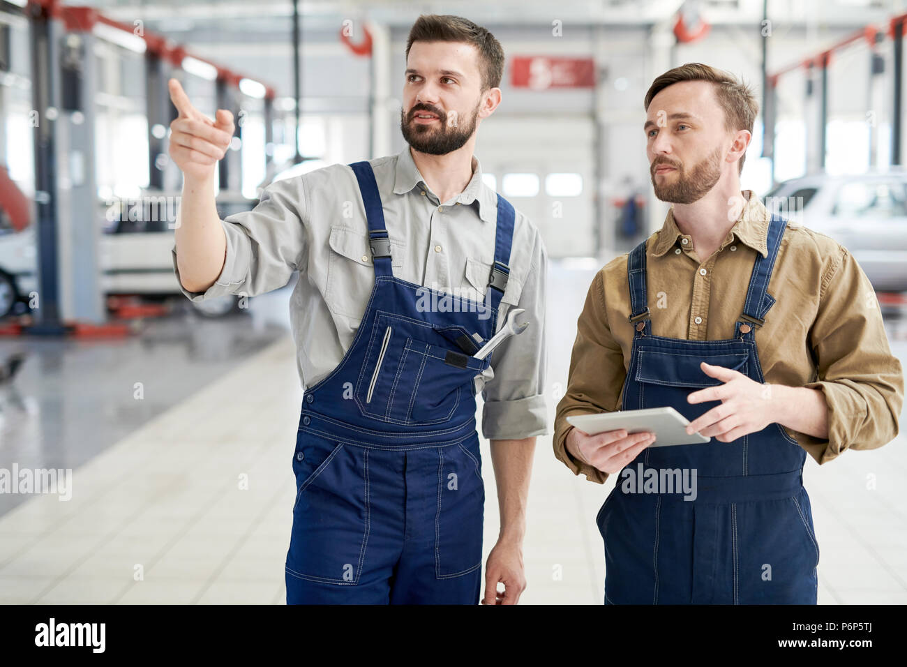 Auto factory pointing hi-res stock photography and images - Alamy