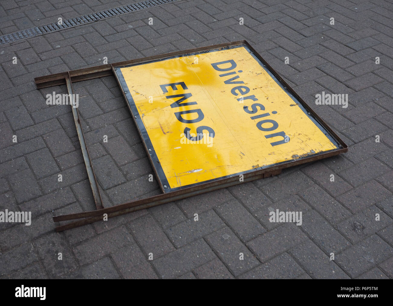 Pavement ends sign hi-res stock photography and images - Alamy