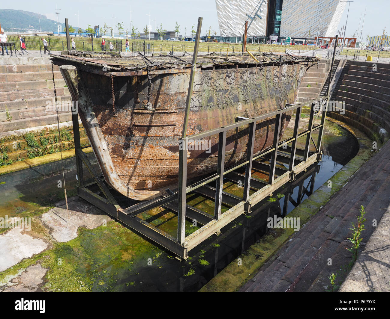 Dry dock gate hi-res stock photography and images - Alamy