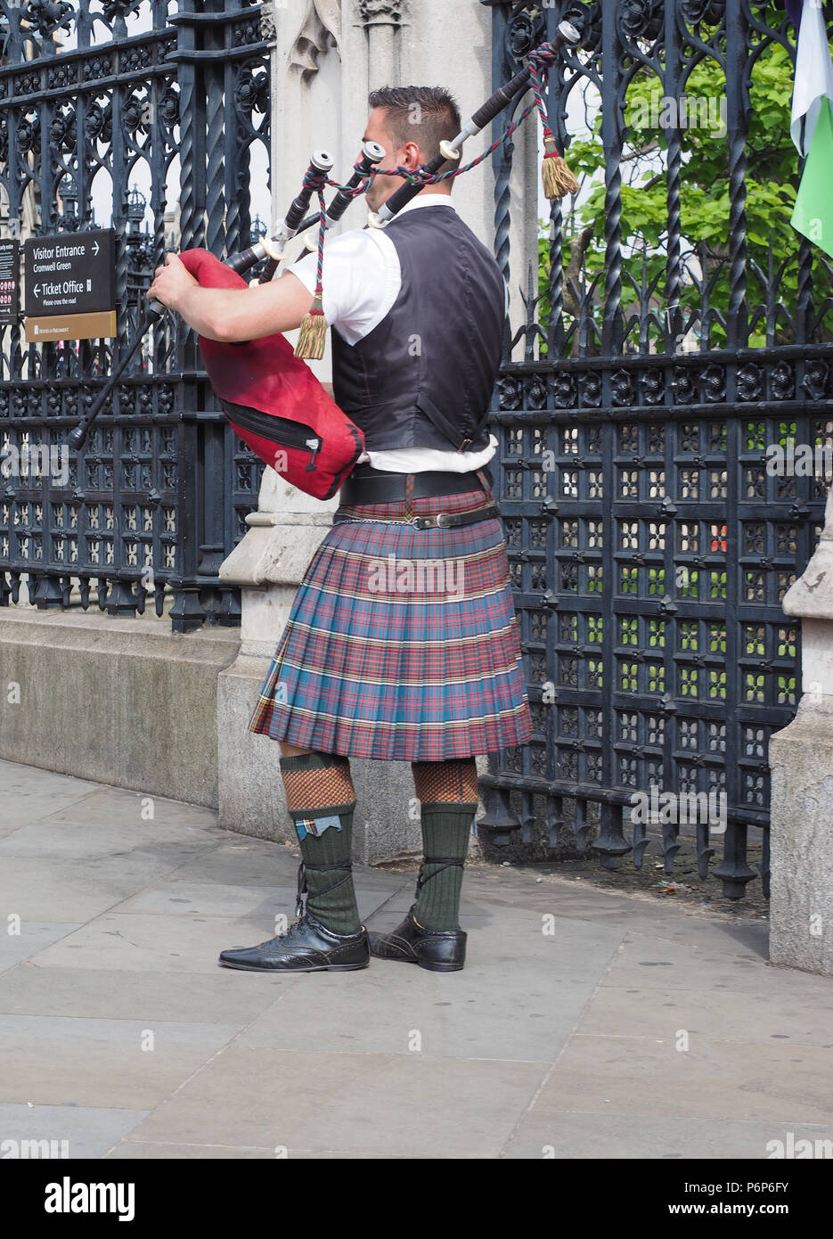 Scottish bagpipe player hi-res stock photography and images - Alamy