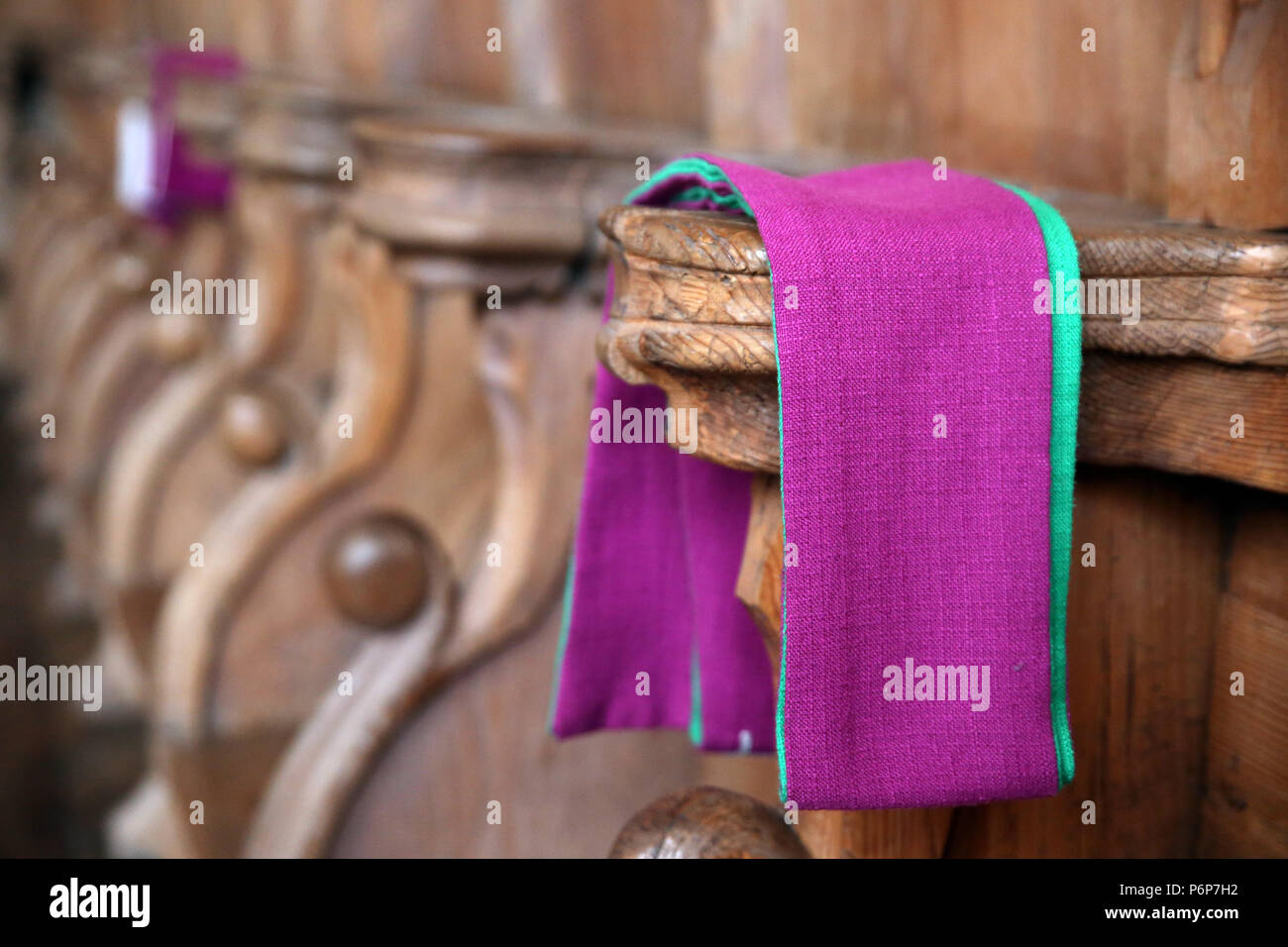 Purple stole priest hi-res stock photography and images - Alamy