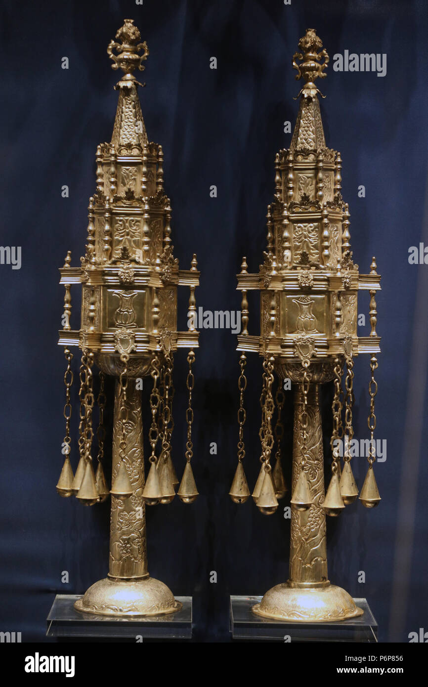 Rimonim hi-res stock photography and images - Alamy