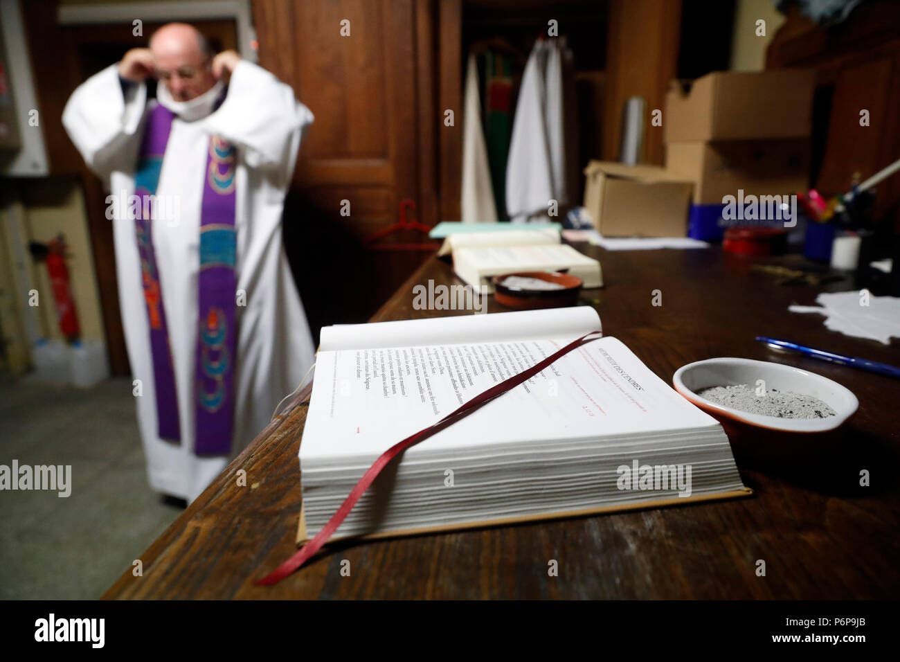 Ash wednesday catholic hi-res stock photography and images - Alamy