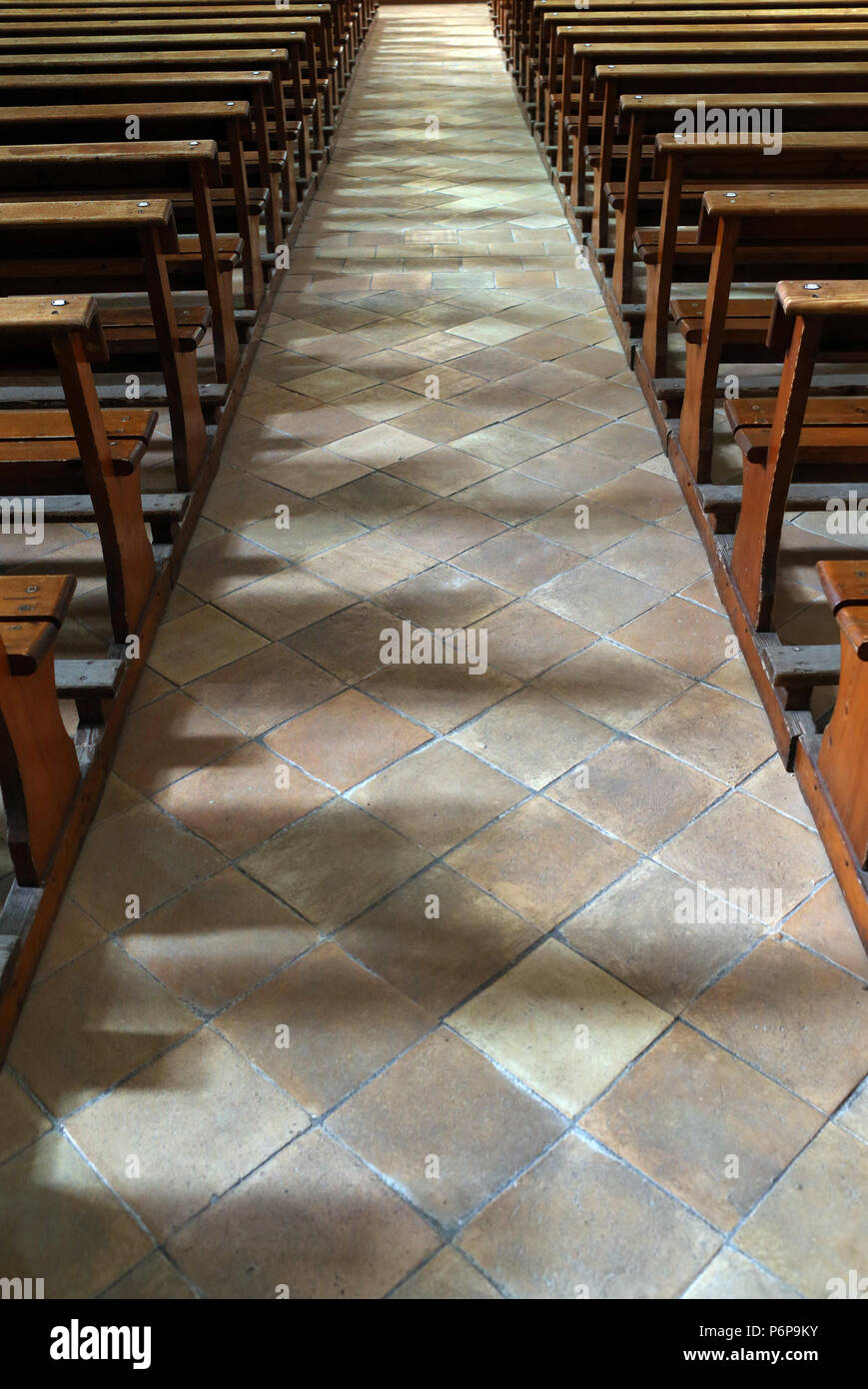 Empty benches hi-res stock photography and images - Alamy