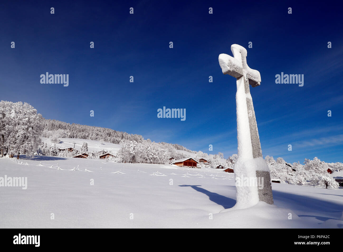 Cross snow hi-res stock photography and images - Alamy