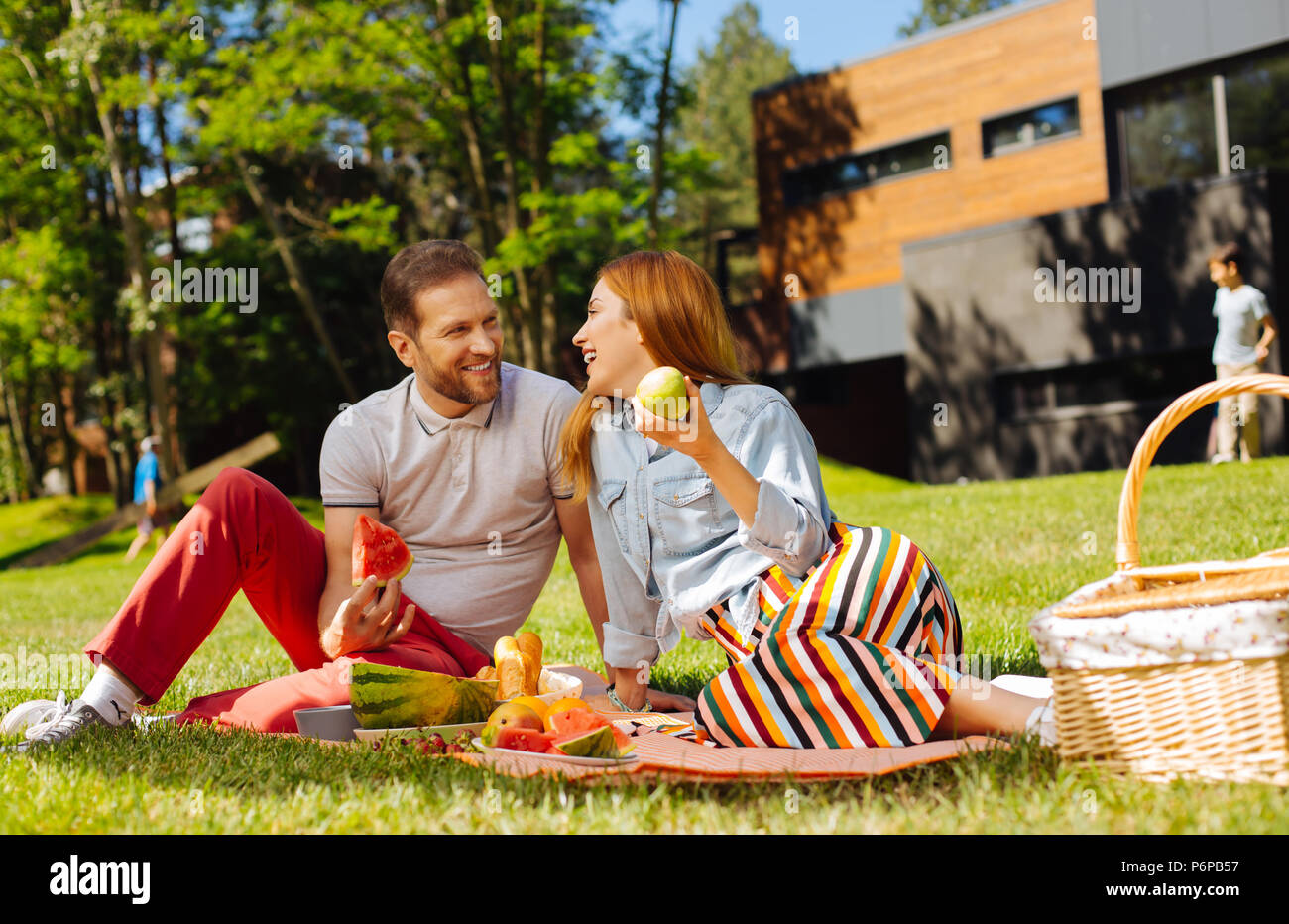 Content family having lunch outside Stock Photo - Alamy