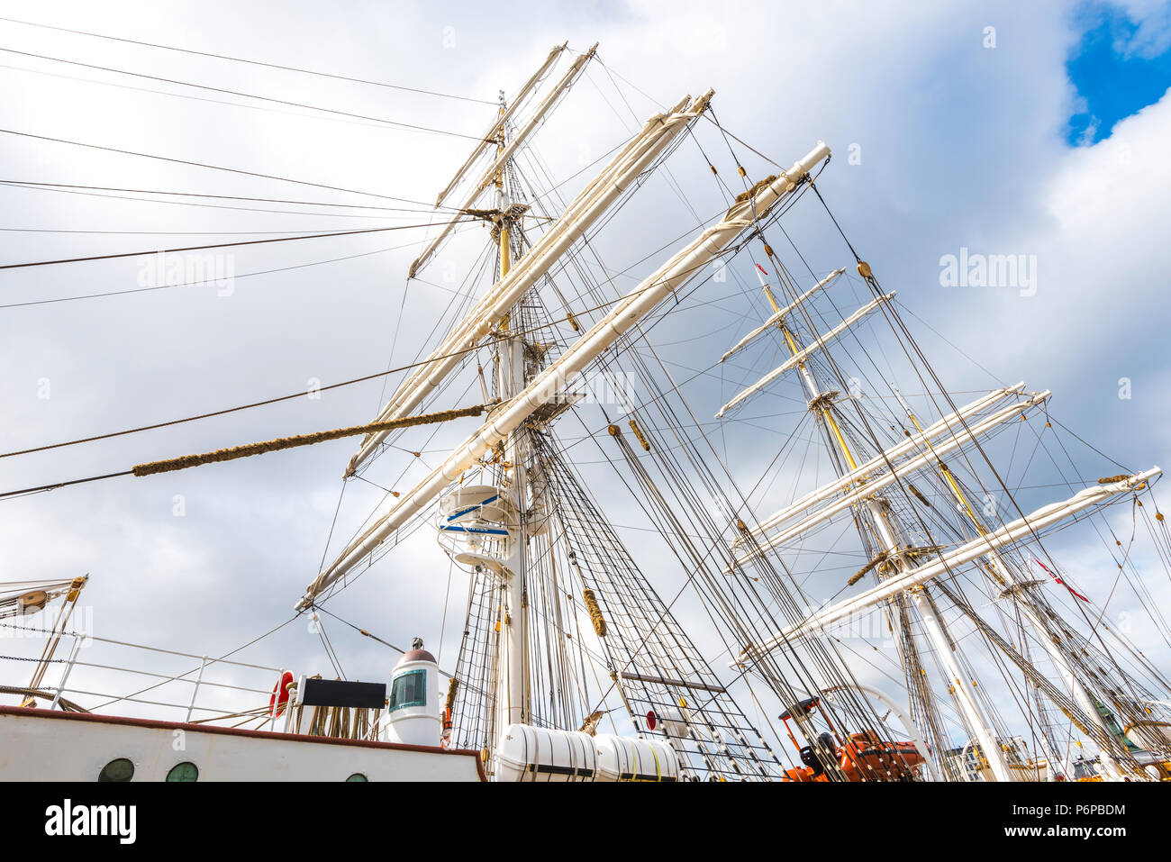 Old sailing ship rigging hi-res stock photography and images - Alamy