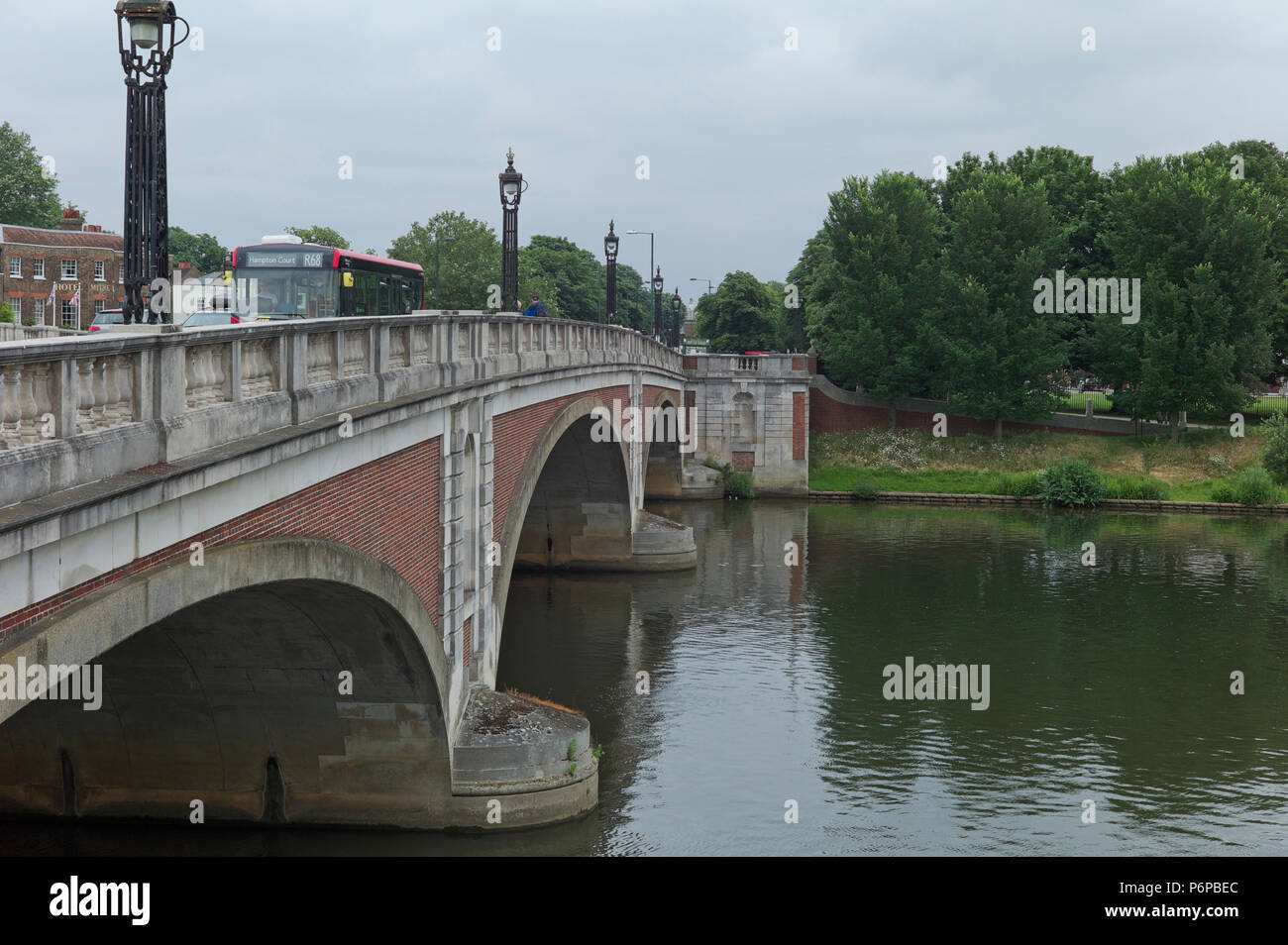 Hampton Court bridge Stock Photo - Alamy