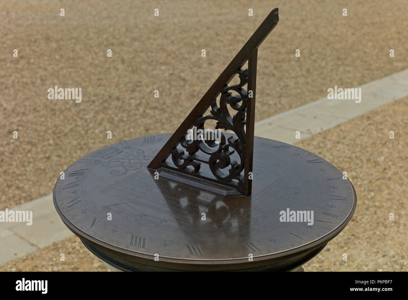 Sundial table hi-res stock photography and images - Alamy