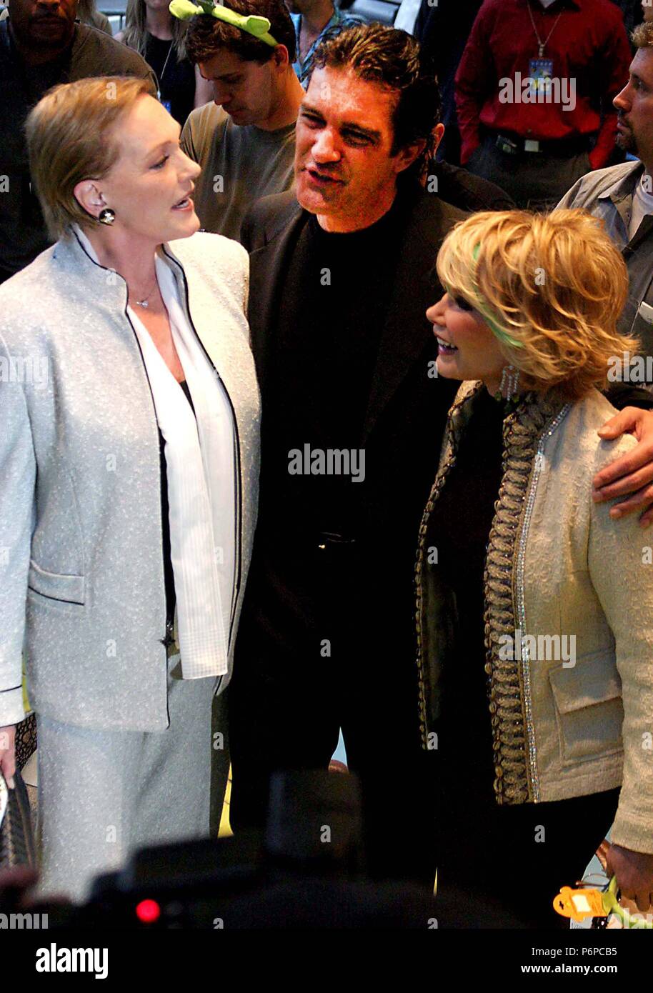 New York City 2004 FILE PHOTO ANTONIO BANDERAS WITH JULIE ANDREWS AND ...