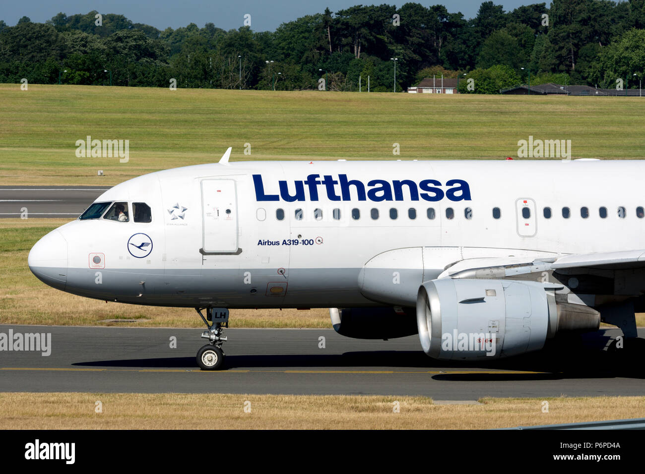 Airbus a319 cockpit hi-res stock photography and images - Alamy