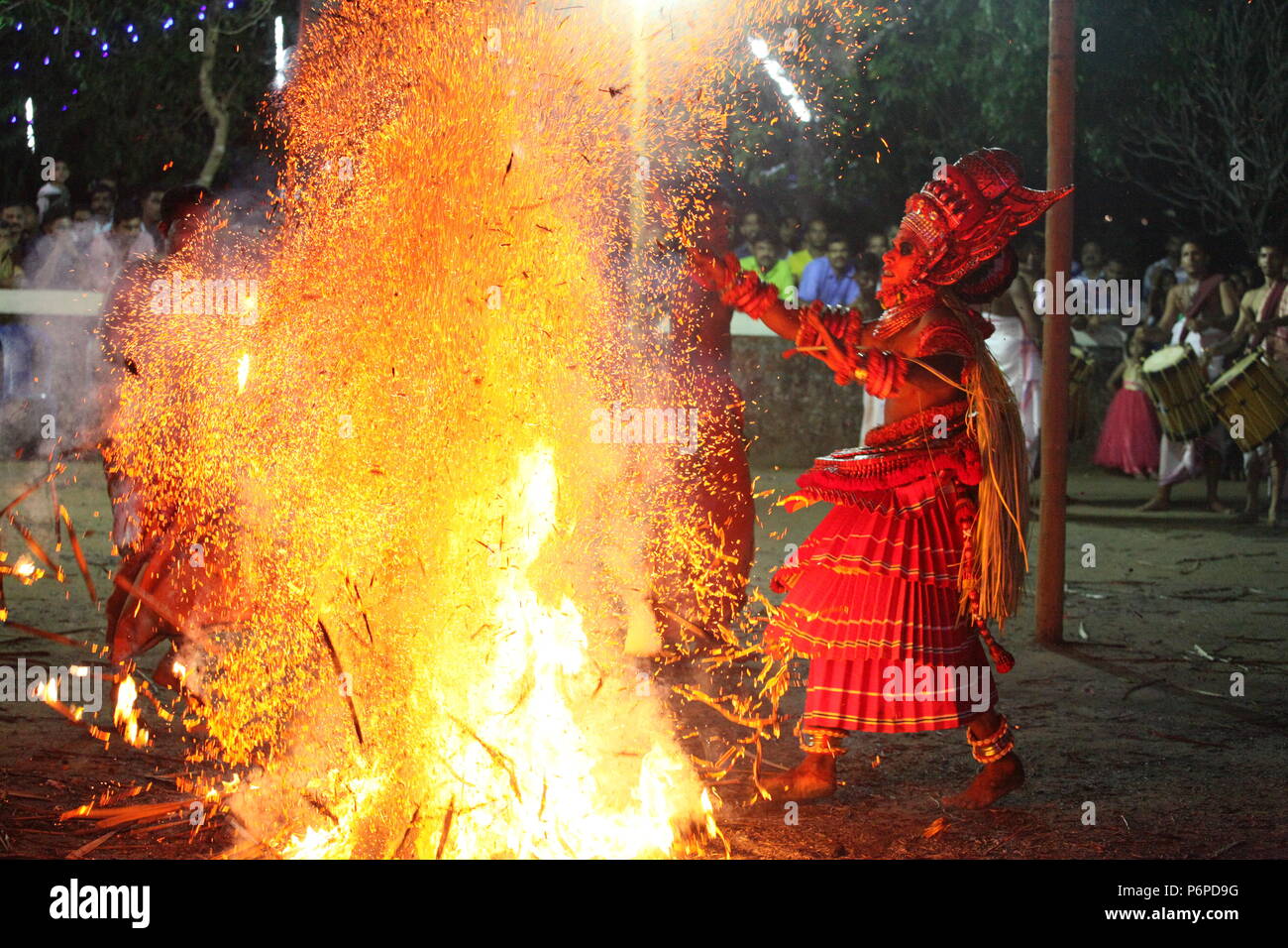 Kandanar kelan theyyam hi-res stock photography and images - Alamy
