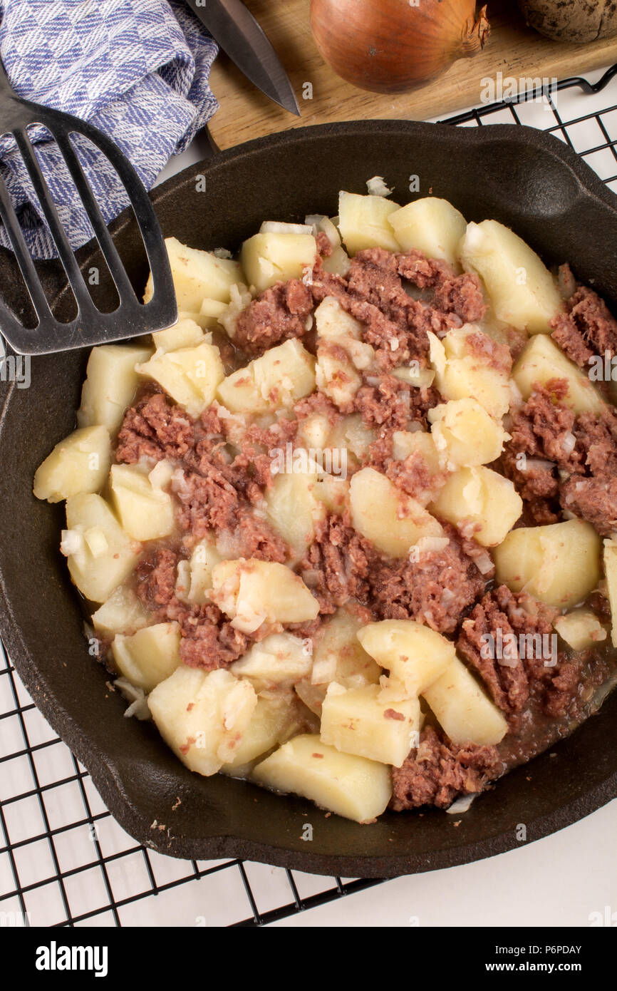 very irish meal, cooked corned beef hash in a cast iron pan Stock Photo ...