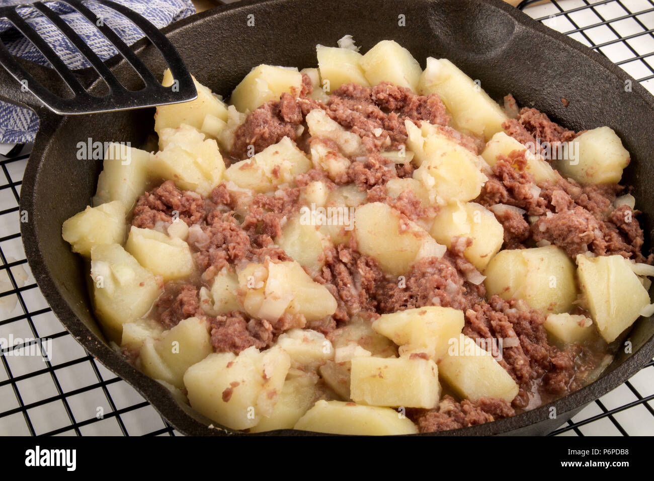 very irish meal, cooked corned beef hash in a cast iron pan Stock Photo ...