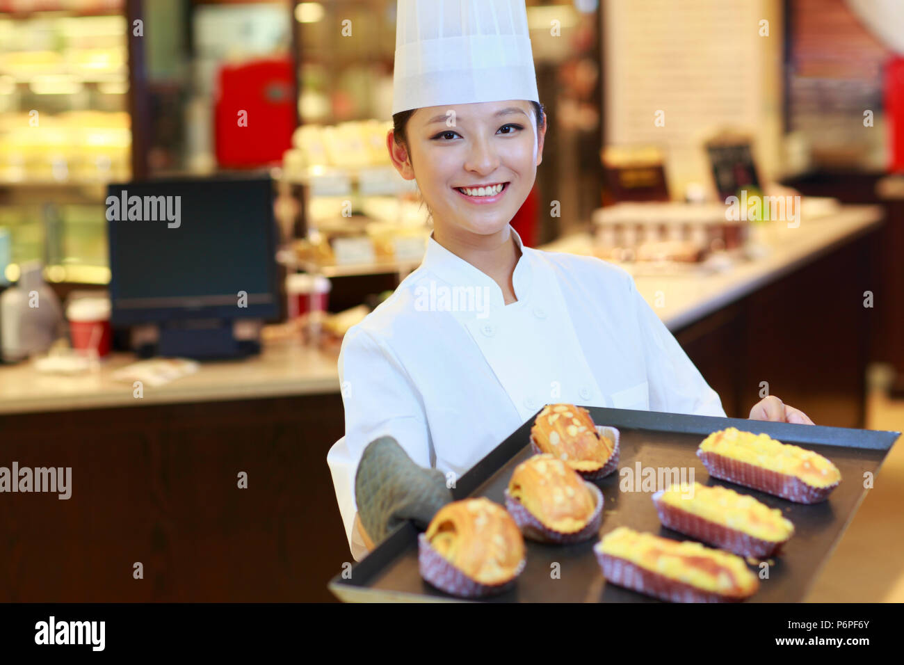 female baker in bakery working Stock Photo - Alamy