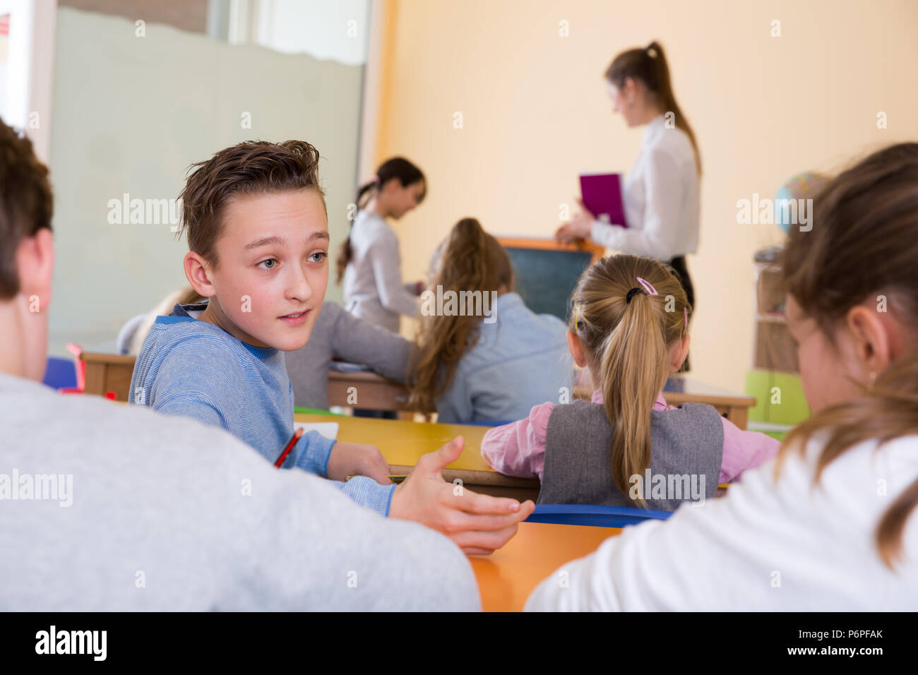 Children discussing table class hi-res stock photography and images - Alamy