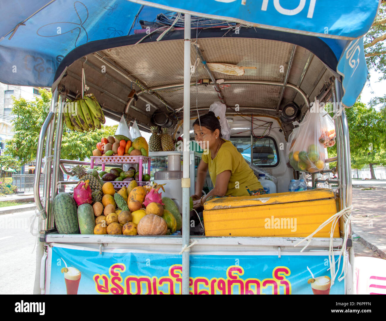 Fruit juice seller hi-res stock photography and images - Alamy