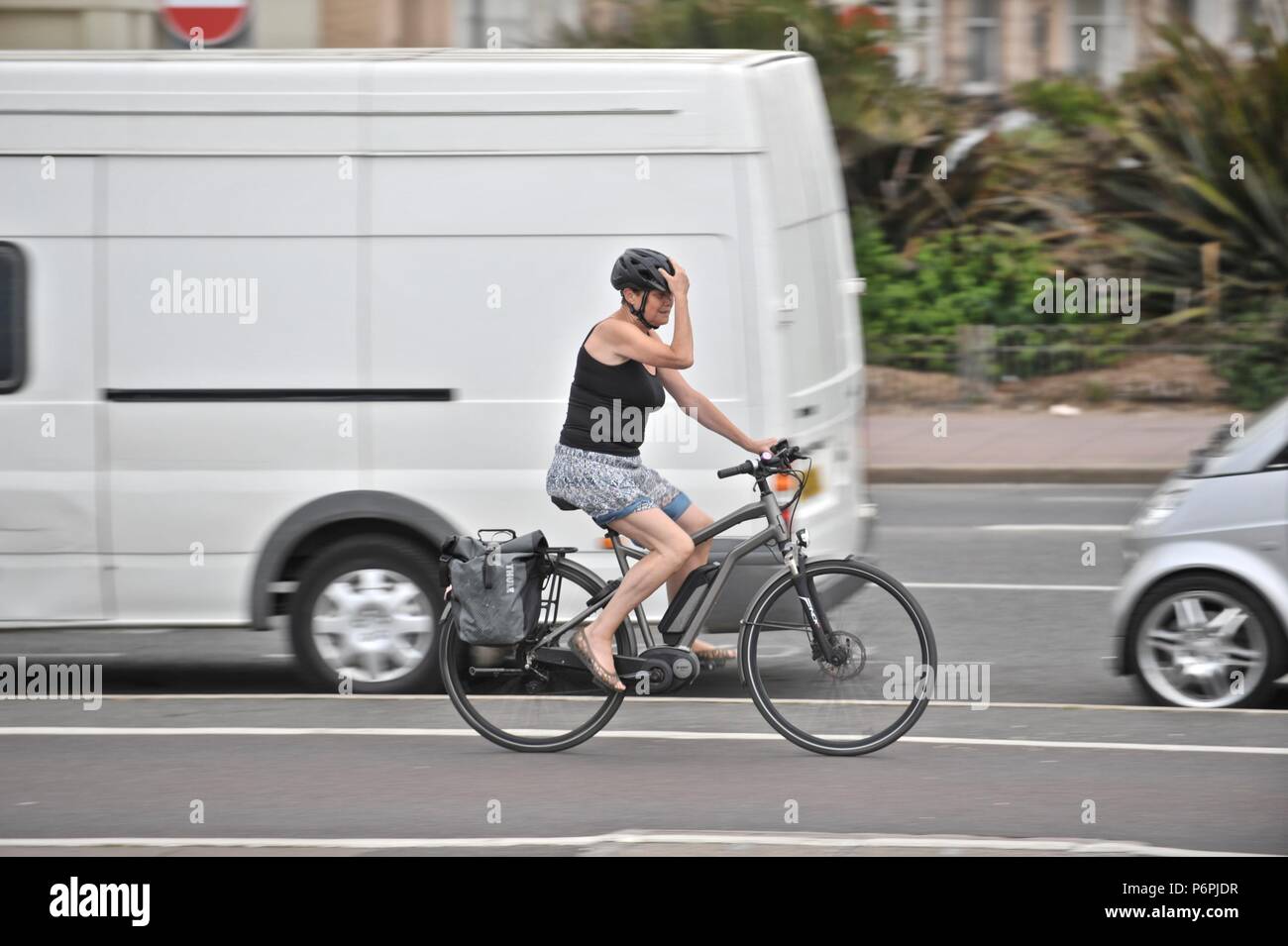 Cycling along Brighton seafront Stock Photo - Alamy