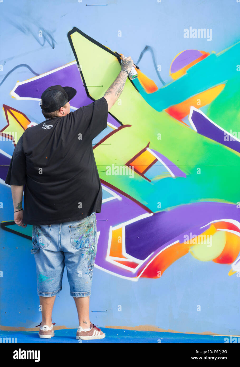 Spraying graffiti hi-res stock photography and images - Alamy