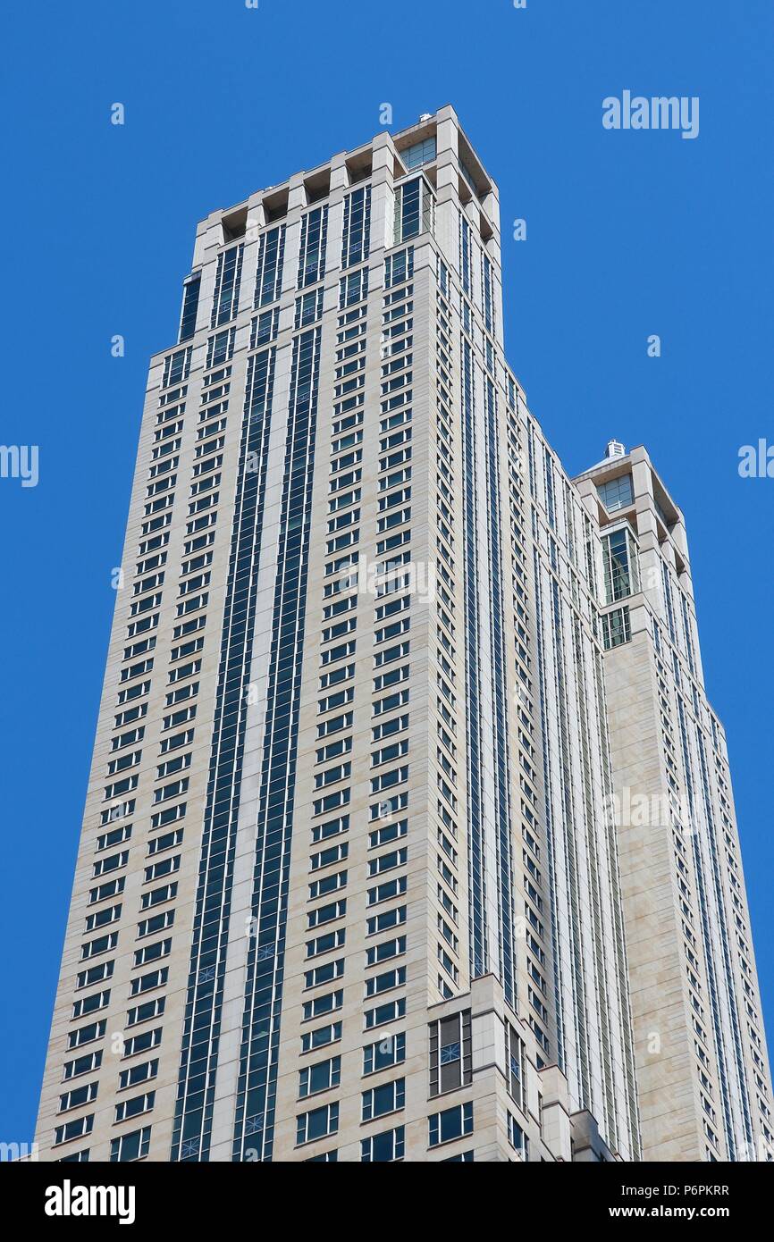 CHICAGO, USA - JUNE 28, 2013: 900 North Michigan skyscraper in Chicago ...