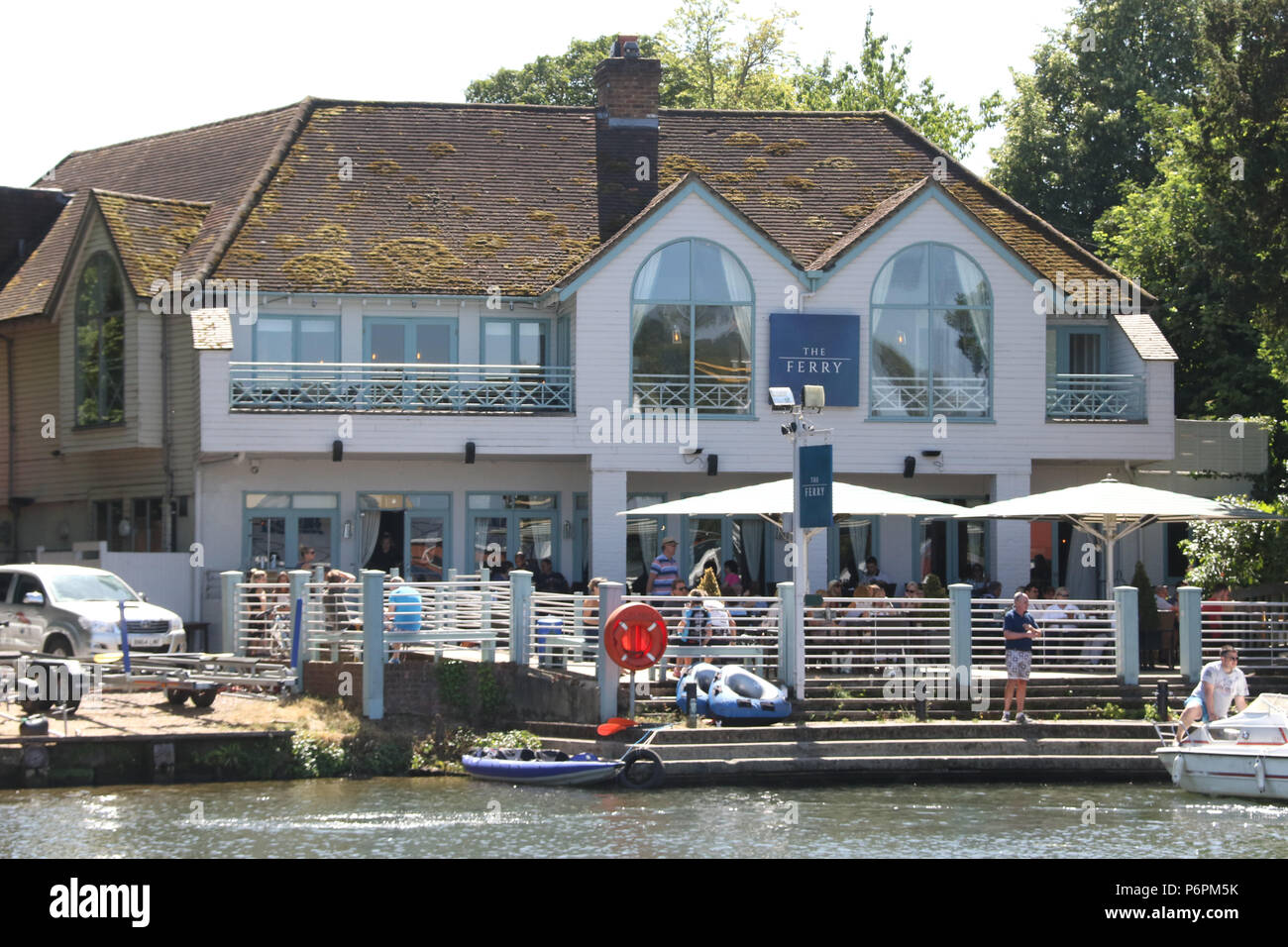 The Ferry pub, Cookham, Maidenhead, viewed from the River Thames Stock ...