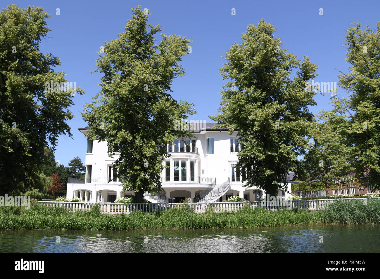 Luxury waterfront property at Cookham on Thames, Berkshire Stock Photo ...