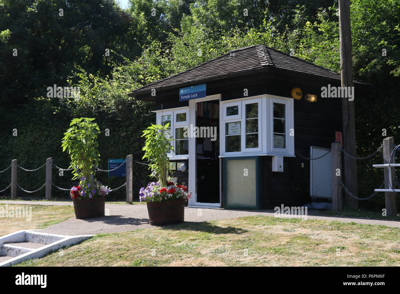 Thames lock island berkshire hi-res stock photography and images - Alamy