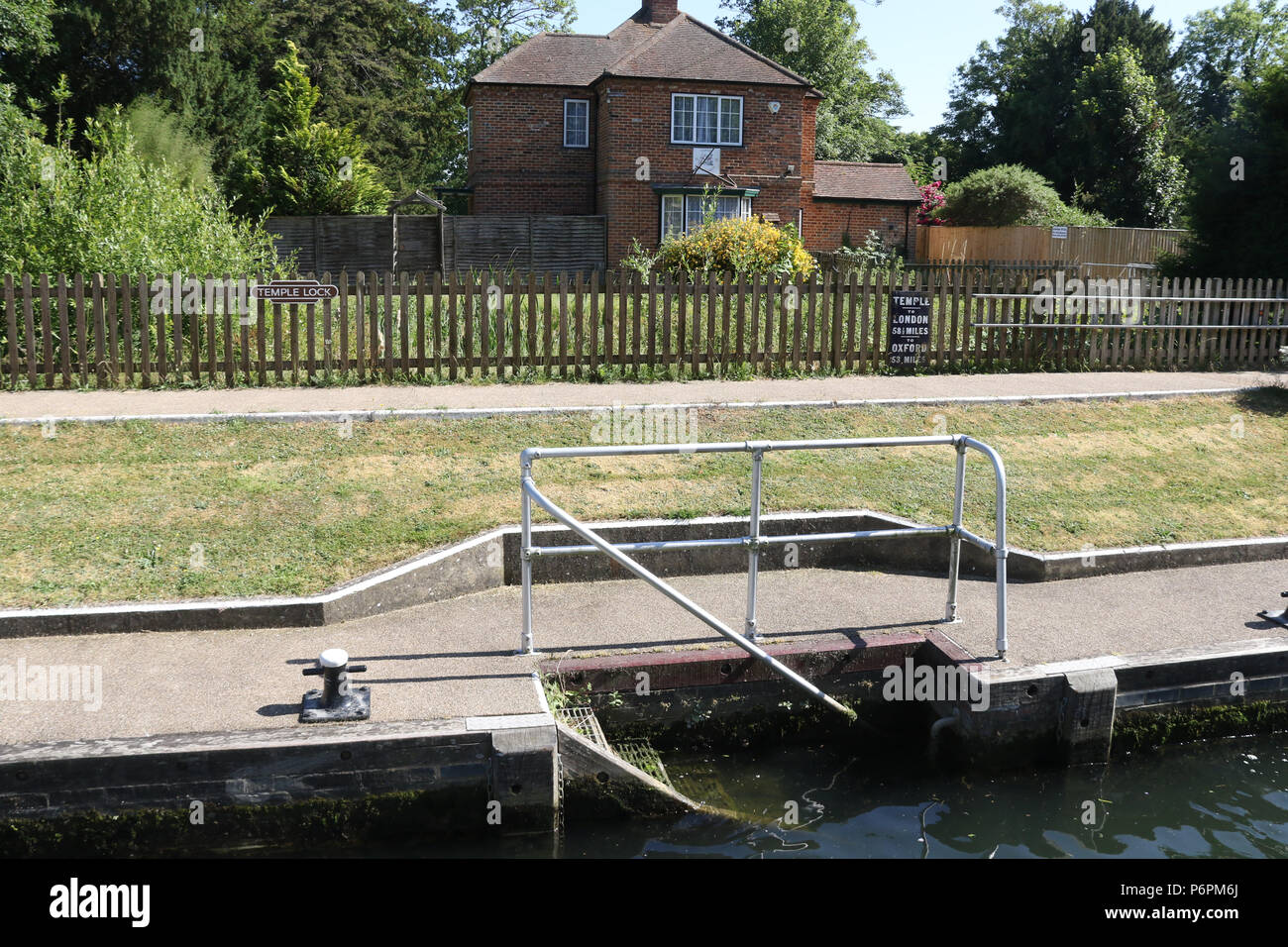 Thames lock island berkshire hi-res stock photography and images - Alamy