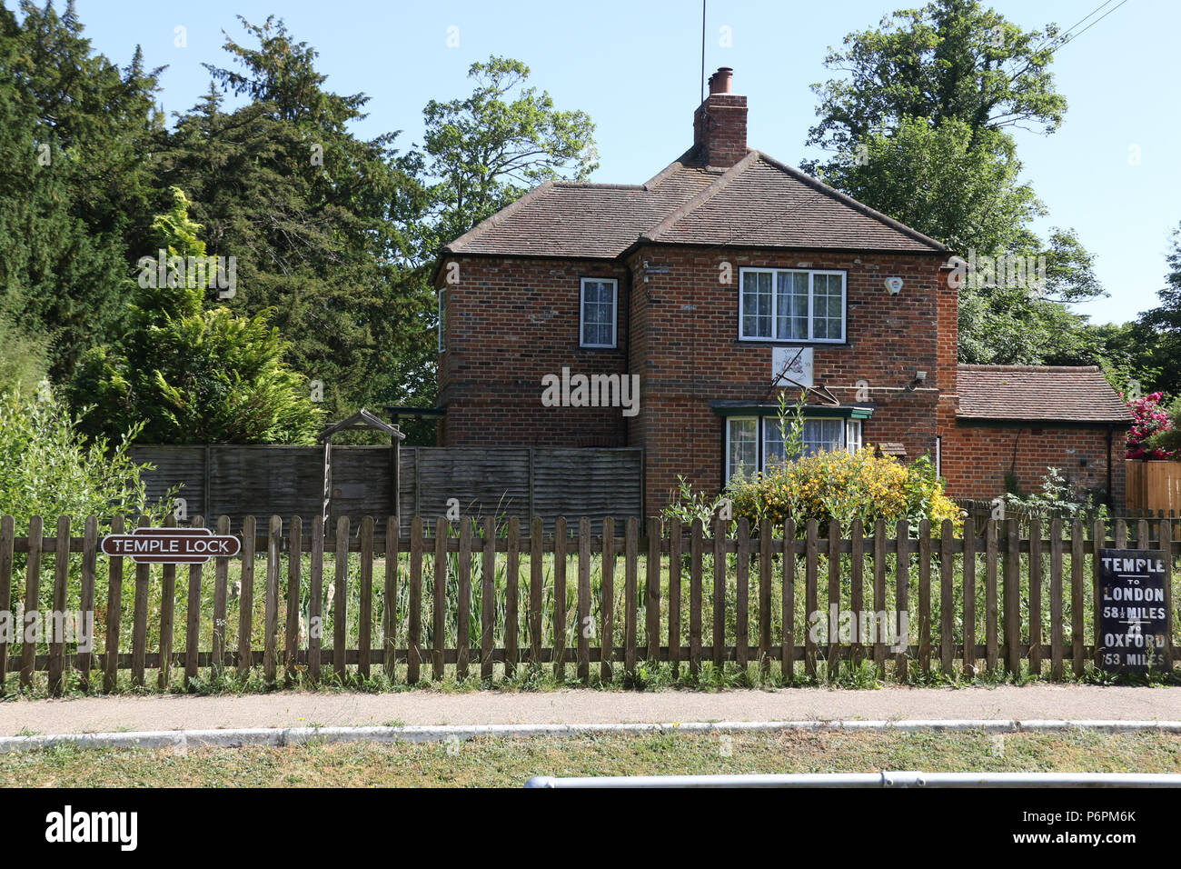Temple Lock is a lock and weir situated on the Buckinghamshire bank of ...
