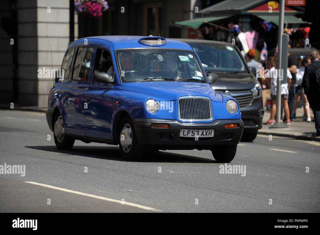 Traditional london black cab Stock Photo - Alamy