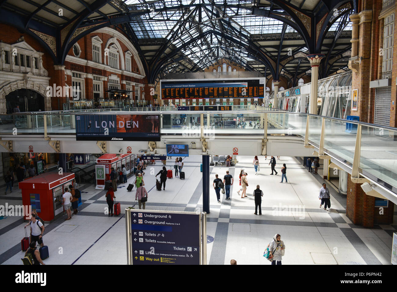 Liverpool street underground station hi-res stock photography and ...