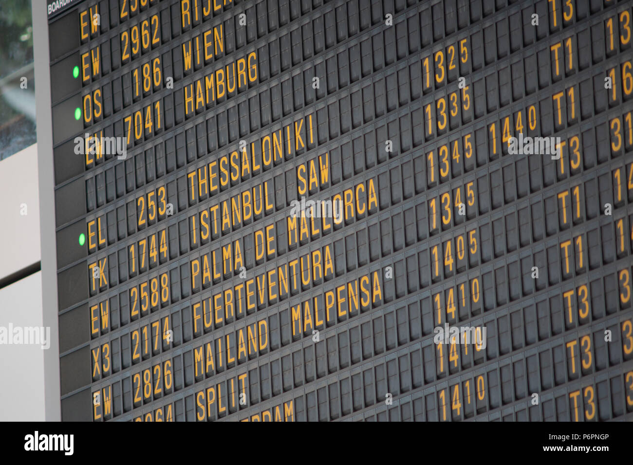 Arrival schedule board airport india hi-res stock photography and ...