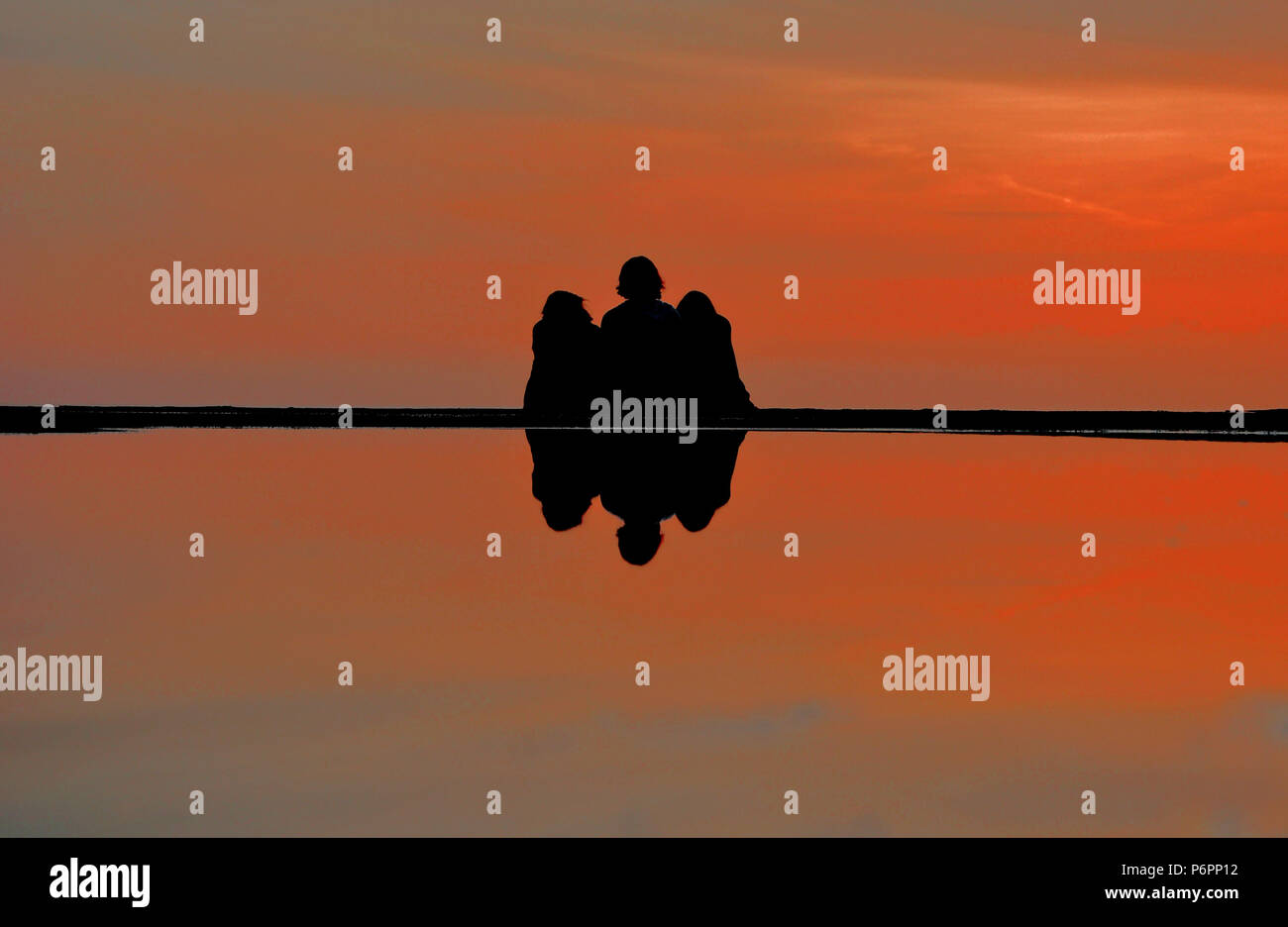 Silhouette couple contemplating hi-res stock photography and images - Alamy
