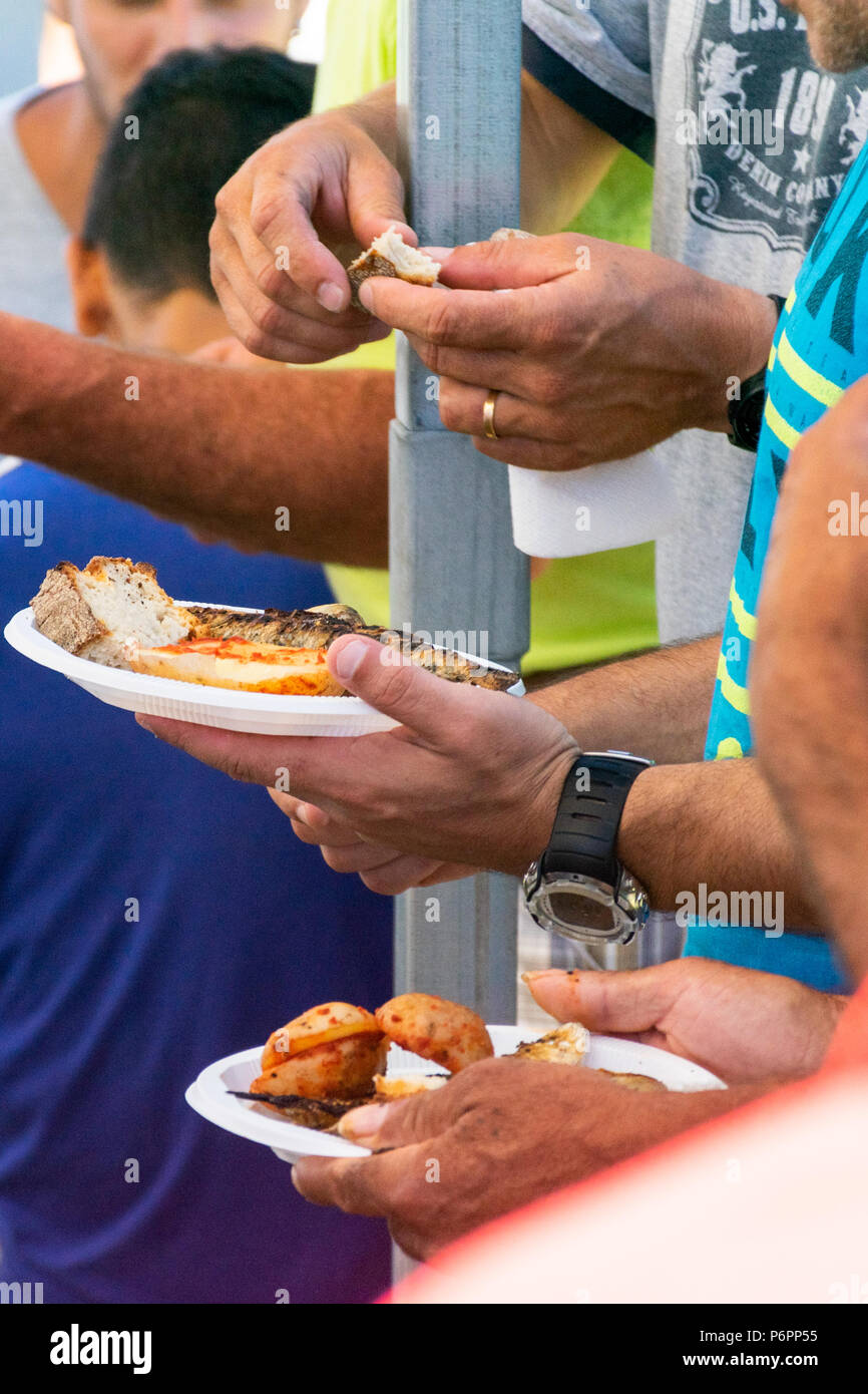 Plastic plates hi-res stock photography and images - Alamy