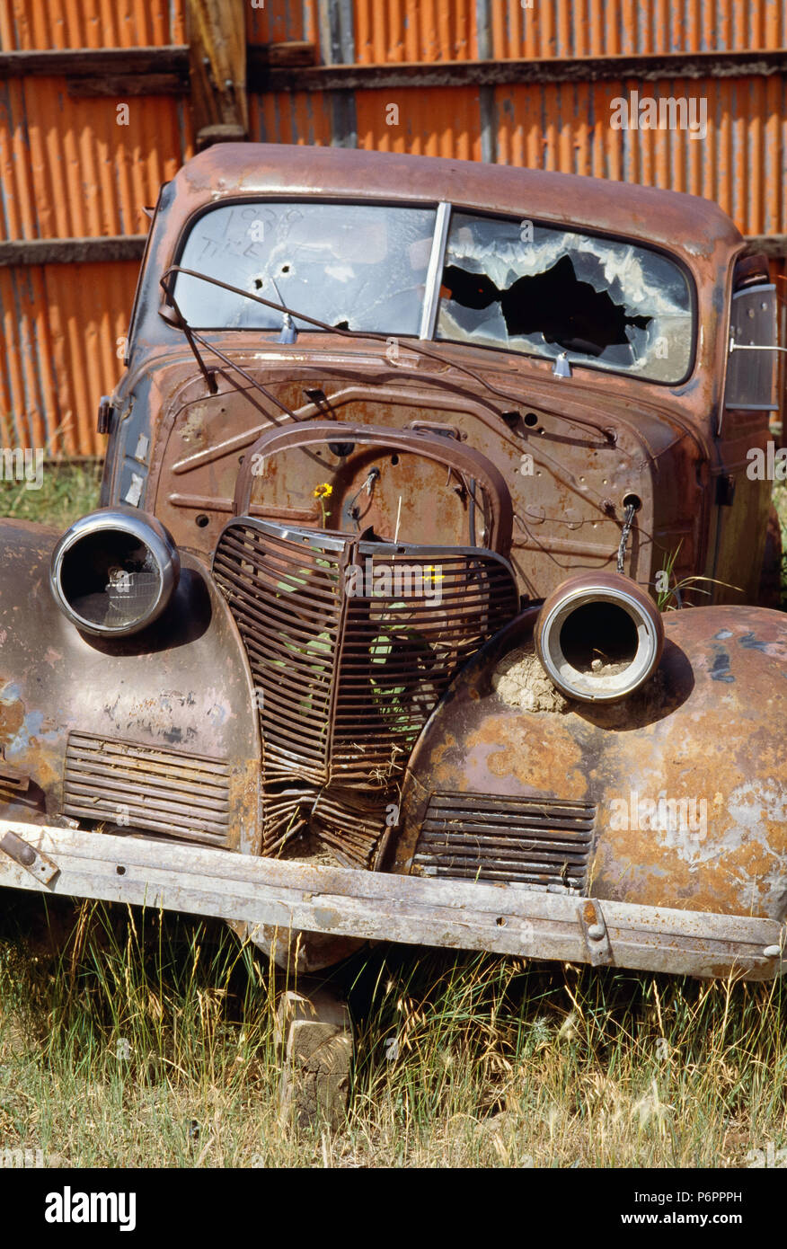 Wrecked car in aJunkyard, USA Stock Photo - Alamy
