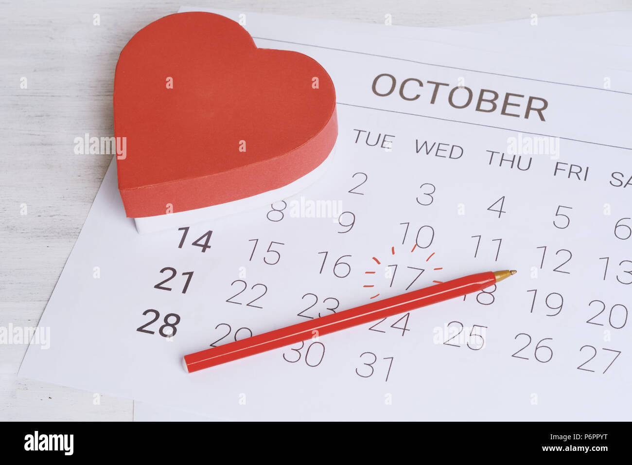 Calendar with gift box heart. Date, love concept Stock Photo - Alamy