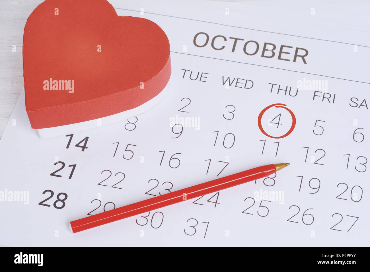 Calendar with gift box heart. Date, love concept Stock Photo - Alamy