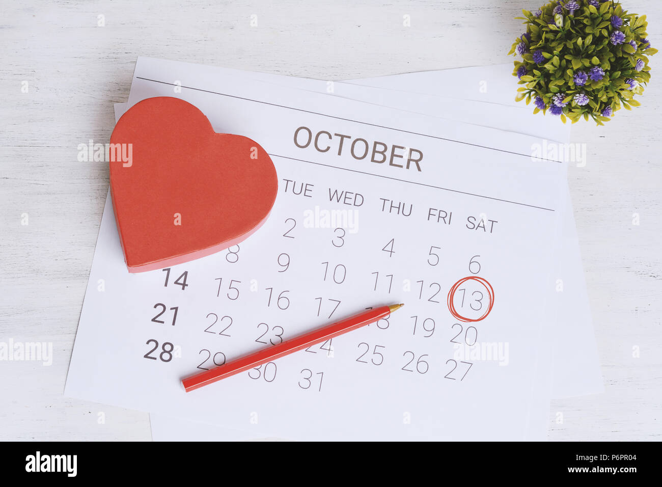 Calendar with gift box heart. Date, love concept Stock Photo - Alamy