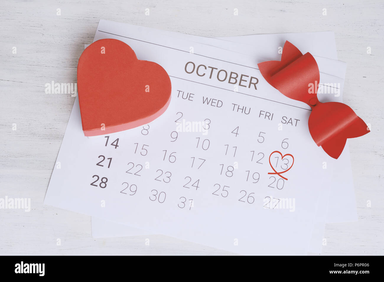 Calendar with gift box heart. Date, love concept Stock Photo - Alamy