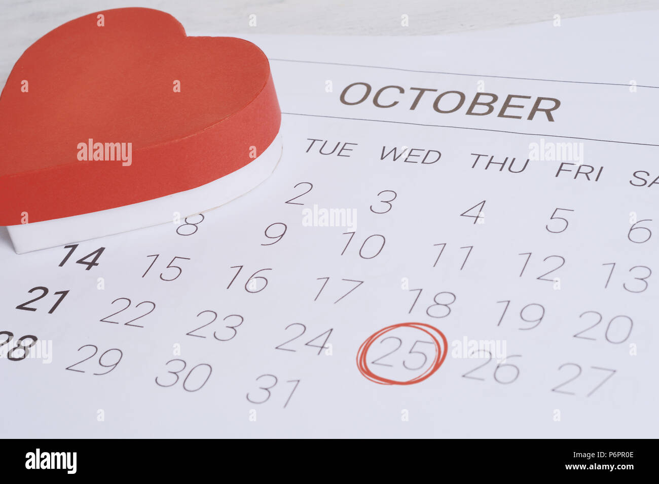 Calendar with gift box heart. Date, love concept Stock Photo - Alamy
