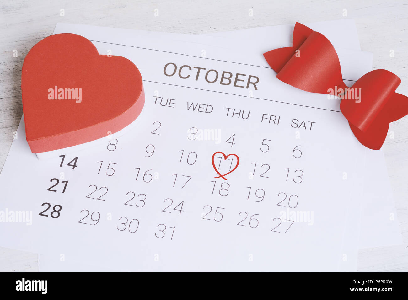 Calendar with gift box heart. Date, love concept Stock Photo - Alamy