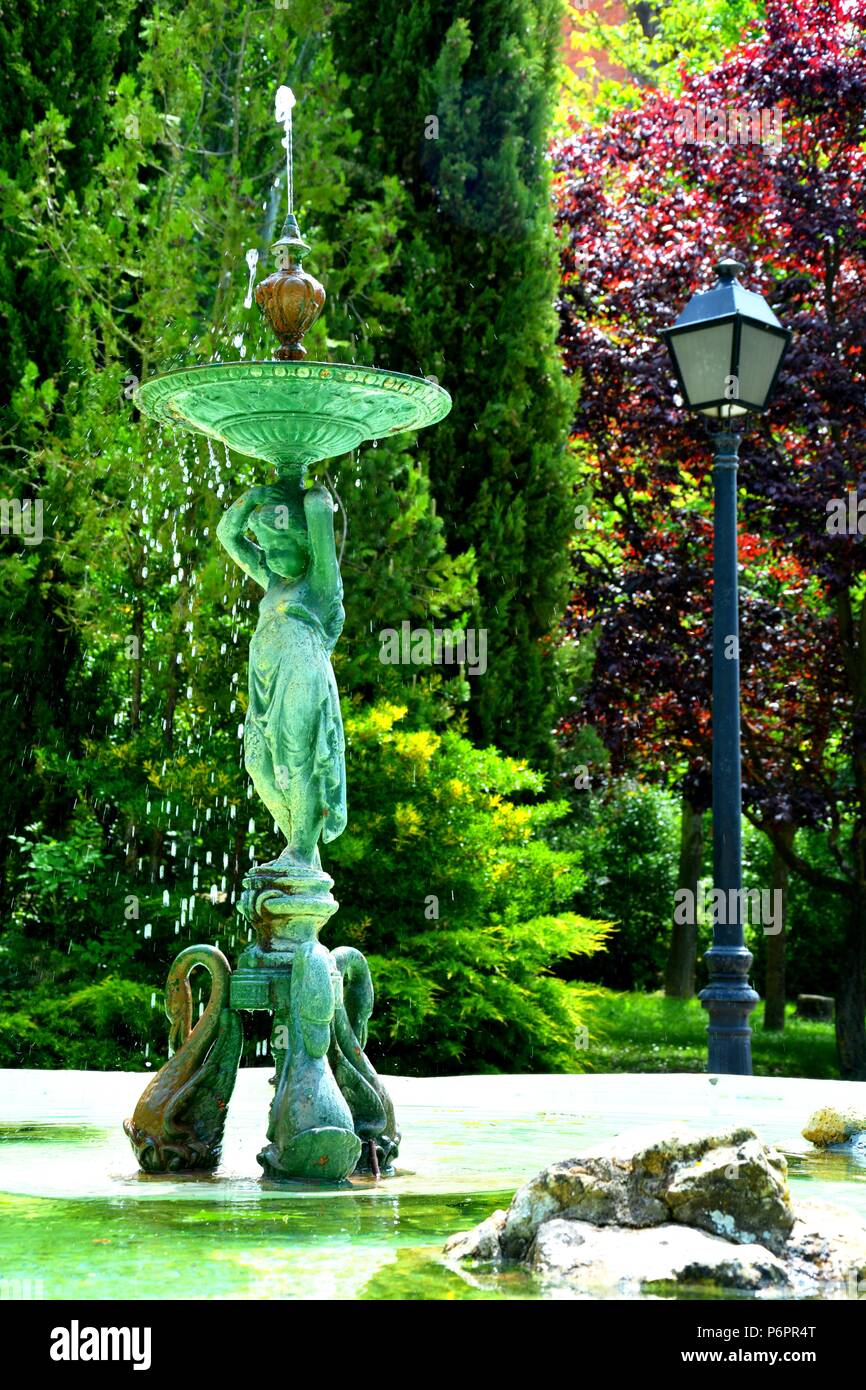statue in the fountain Stock Photo - Alamy