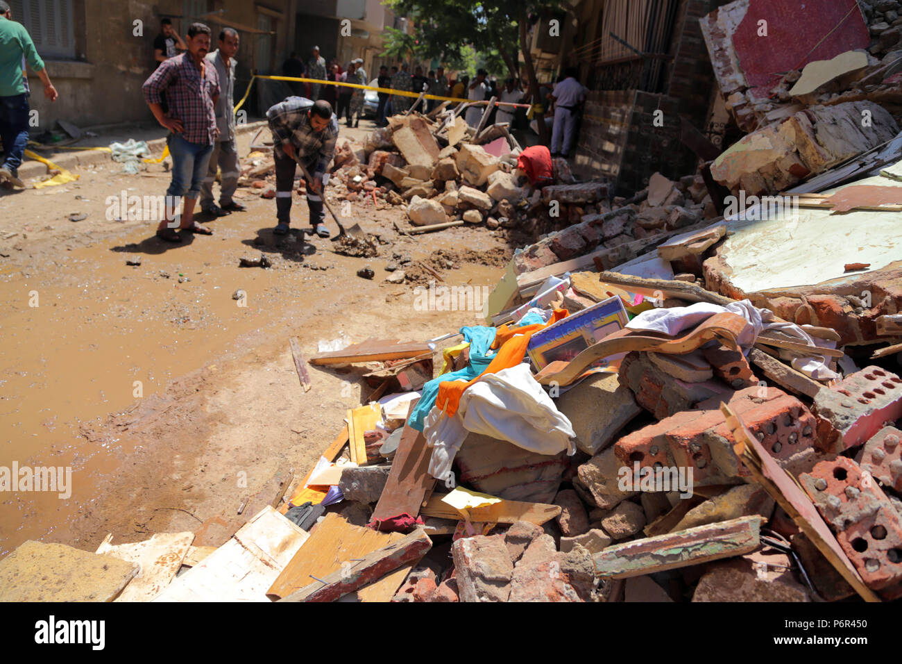 Cairo, Egypt. 2nd July, 2018. Egyptian rescuers work at the building ...