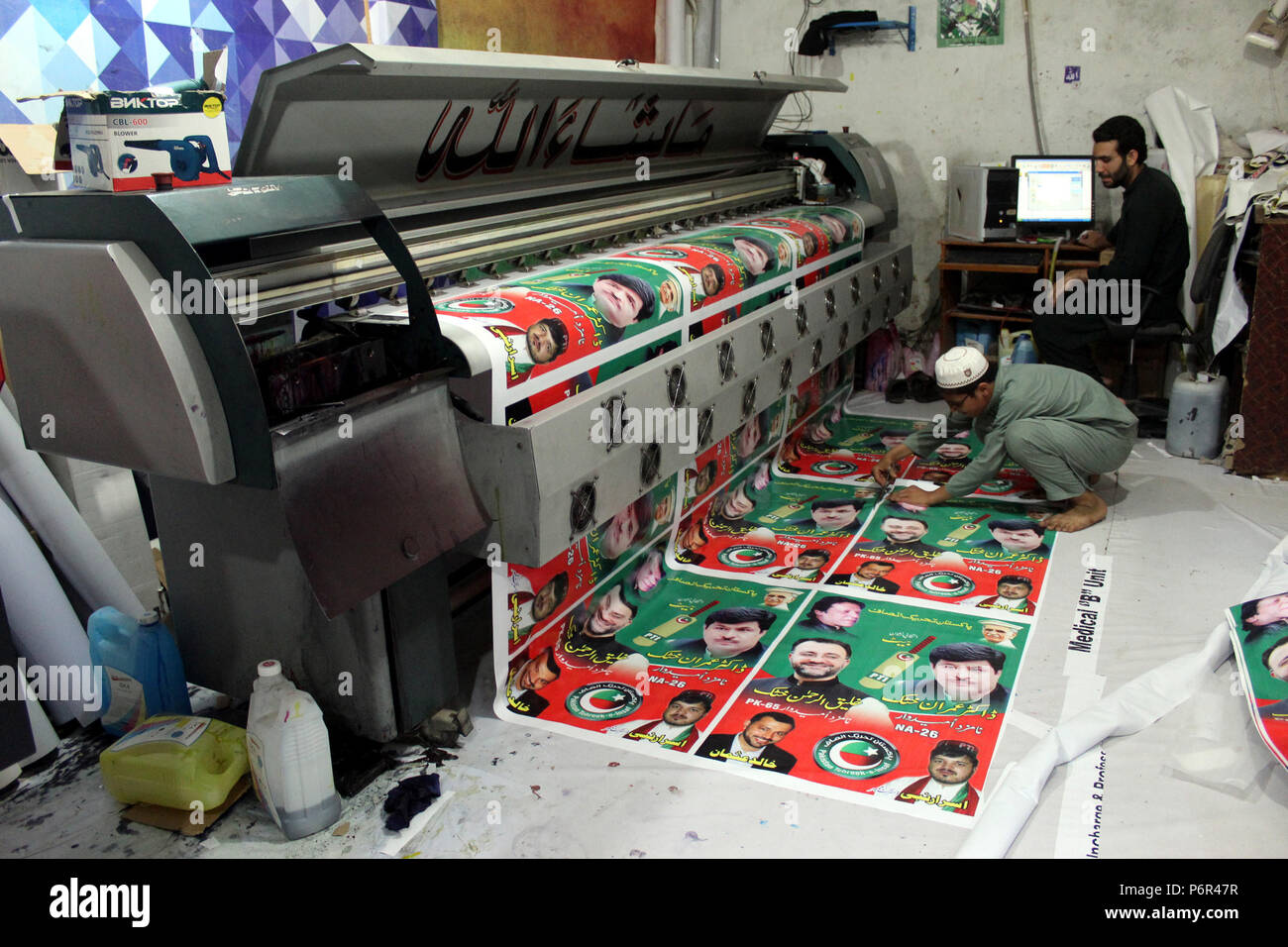 (180702) -- PESHAWAR, July 2, 2018 (Xinhua) -- Pakistani workers print ...