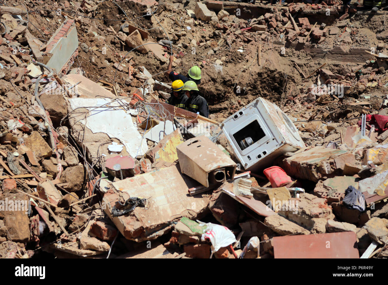 Cairo, Egypt. 2nd July, 2018. Egyptian rescuers work at the building ...