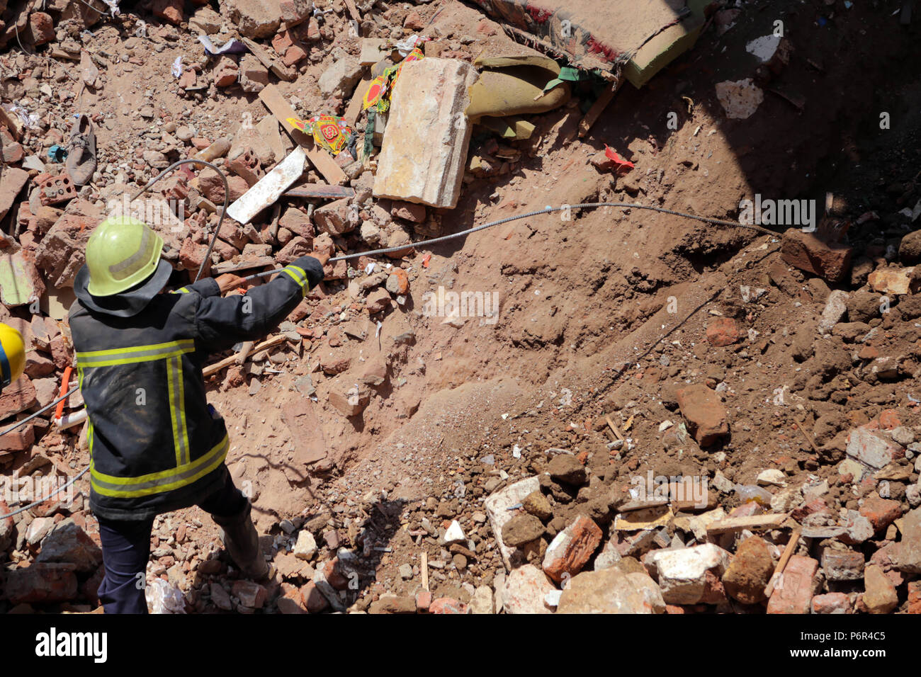 Cairo, Egypt. 2nd July, 2018. An Egyptian rescuer works at the building ...